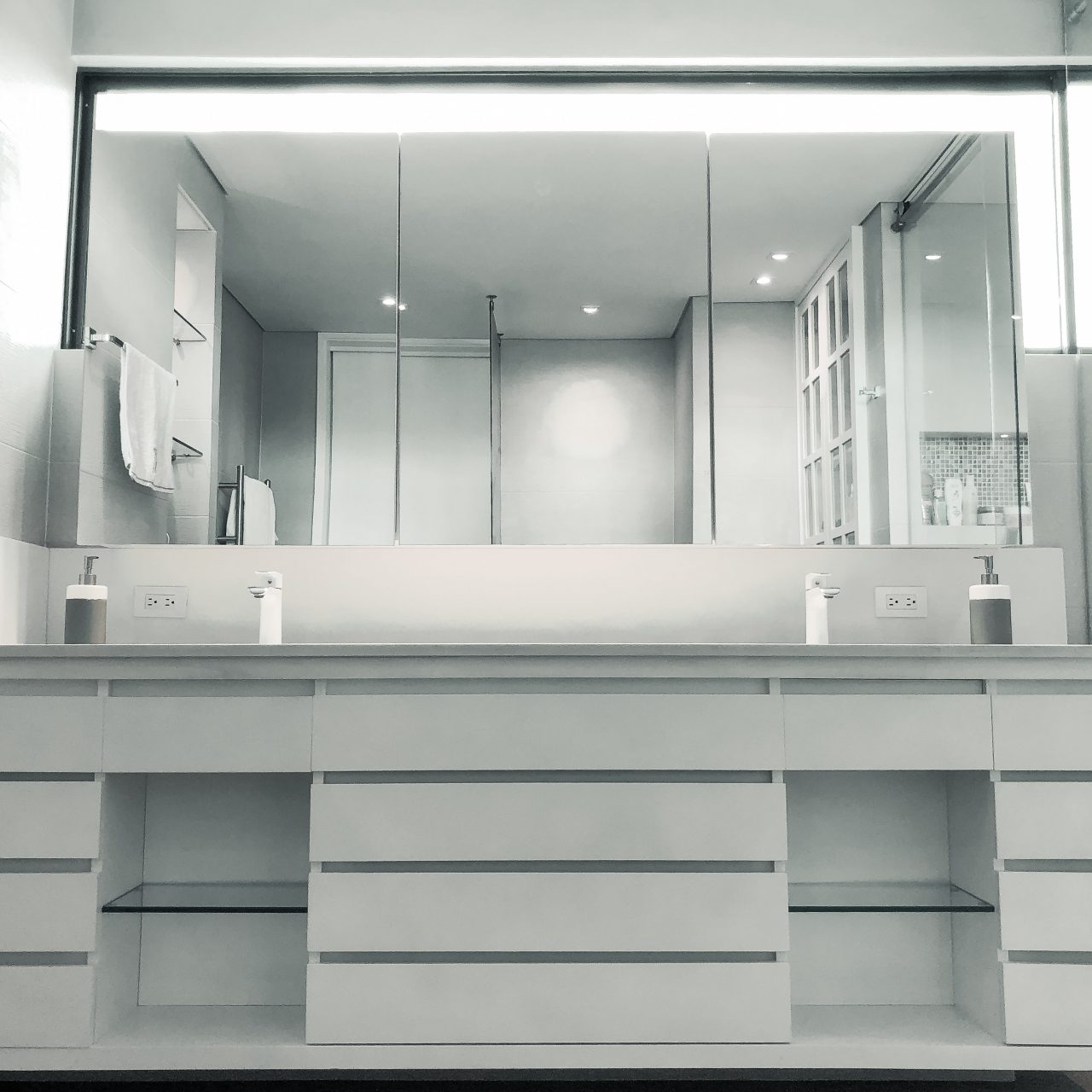 Custom Bathroom Mirrors for Style and Functionality - Simply Frameless